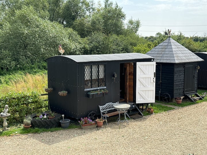 Shepherds Hut-ewe
Separate Sauna Cabin 
Thai Food - Oxfordshire