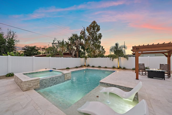 Modern 4br Home *Heated Pool & Spa* - Sarasota, FL