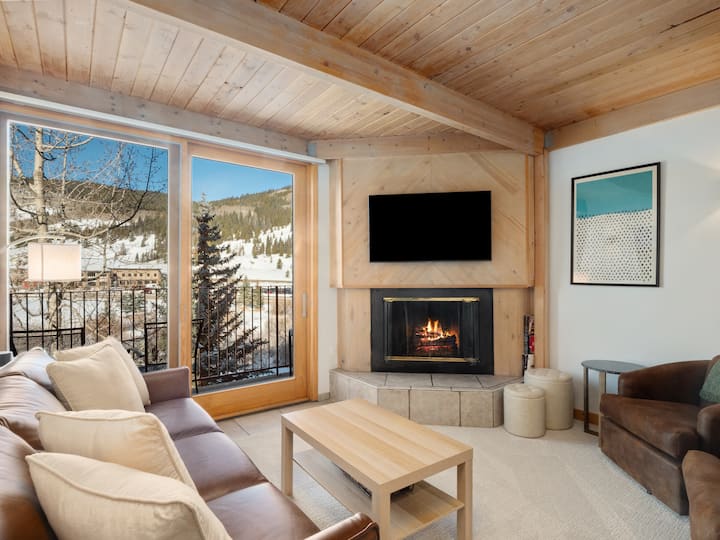 Cozy Friends And Family Walk-to-lift! Remodeled! - Copper Mountain, CO