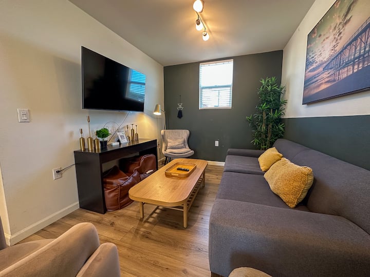 Modern Home Close To Everything W/ 2 Parking - Los Angeles, CA