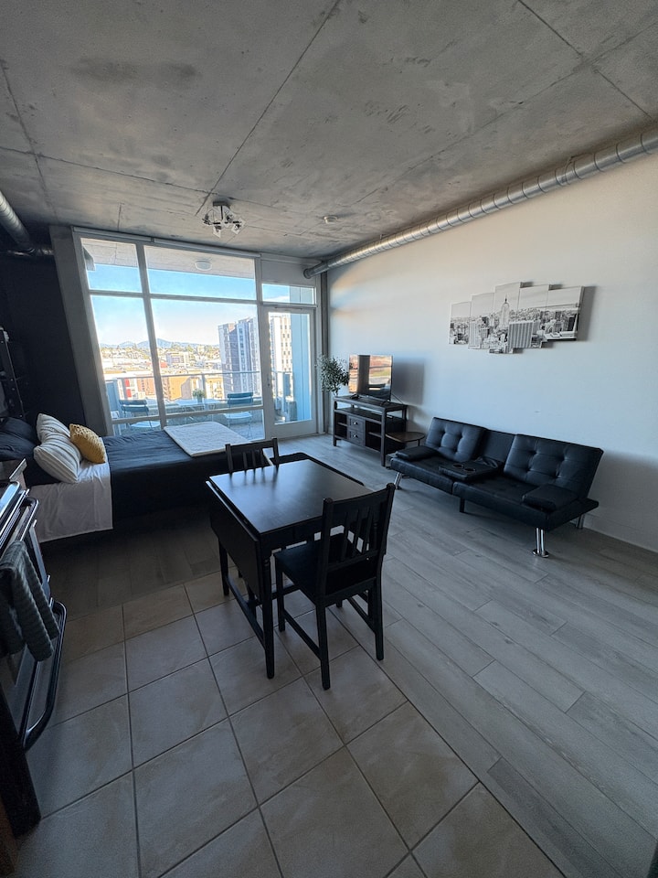 Modern Condo W/free Parking, Great Location & View - San Diego, CA