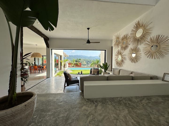 Modern Villa: Pool, Mountain Views, Walk To Beach - サユリタ