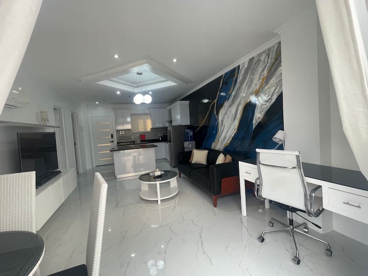 Newly Renovated Top Floor 1 Bed Apartment - Angeles