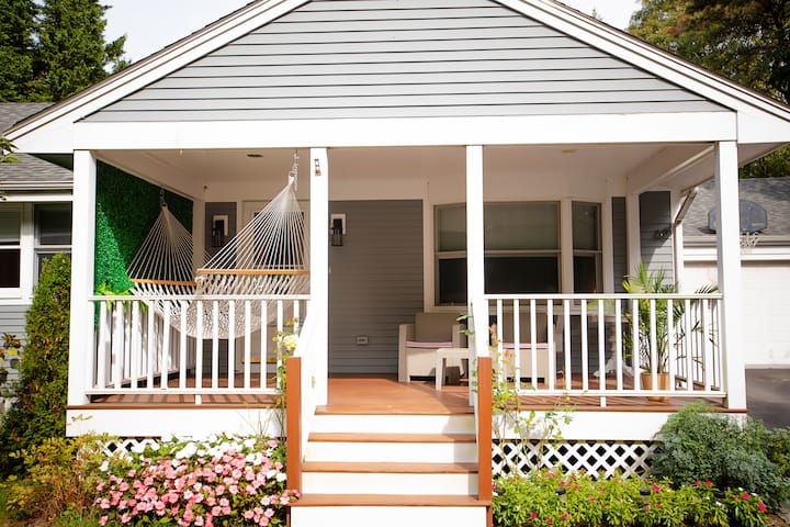 Beautiful House And Yard Near Town And Beaches - Oak Bluffs, MA