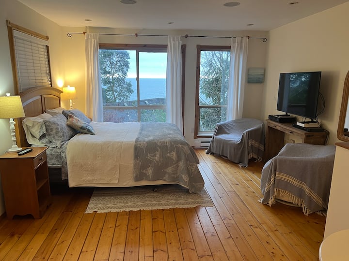Sea Shanti Studio: Ocean View, Kitchen, Laundry - Gibsons