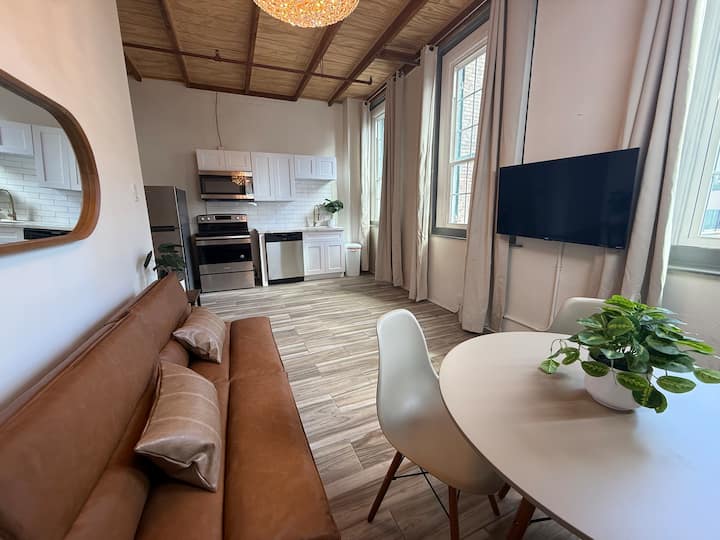 3 Bd 2ba Penthouse Apt Downtown New Orleans Cbd - Gretna, LA