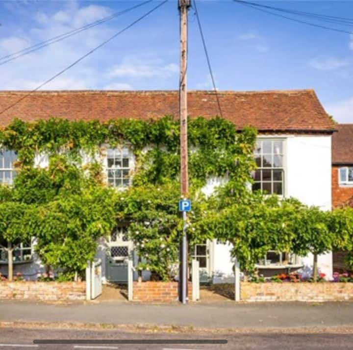 Cosy Ripley Cottage, Large Enclosed Garden - Shere