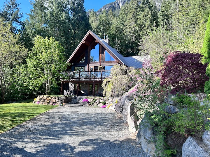 Secluded Mountain Cabin With Entertainment - Pemberton