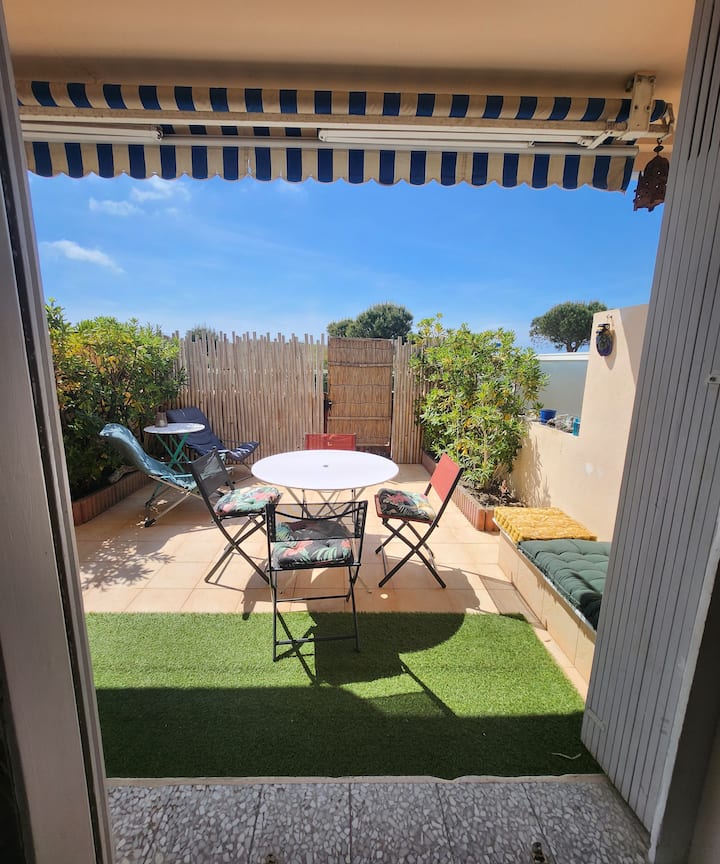 Joli Rez-de-jardin, Front De Mer 20 M De La Plage. - Aigues-Mortes