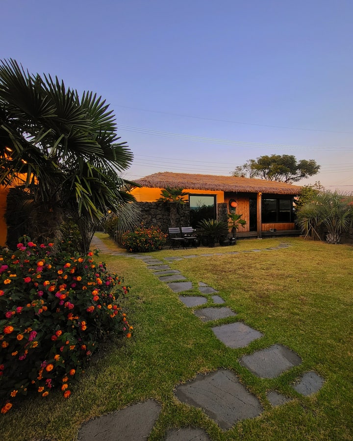 지꺼지게 귀덕 (안거리)
제주도의 정취를 느끼며,
힐링 할 수 있는  숙소 입니다. - Jeju-si