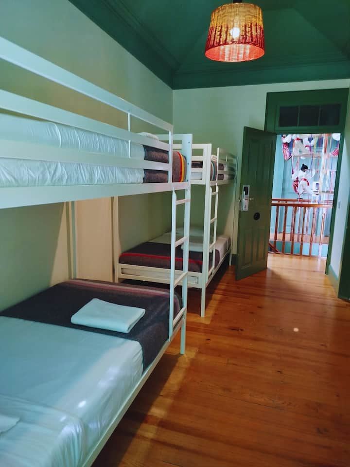 Cama Em Dormitório Misto No Centro Do Funchal - Funchal