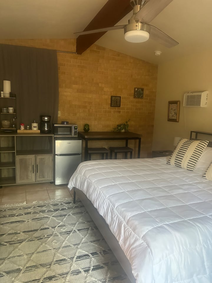 Comfortable King Suite Near Mountain Ave Bike Path - Tucson, AZ