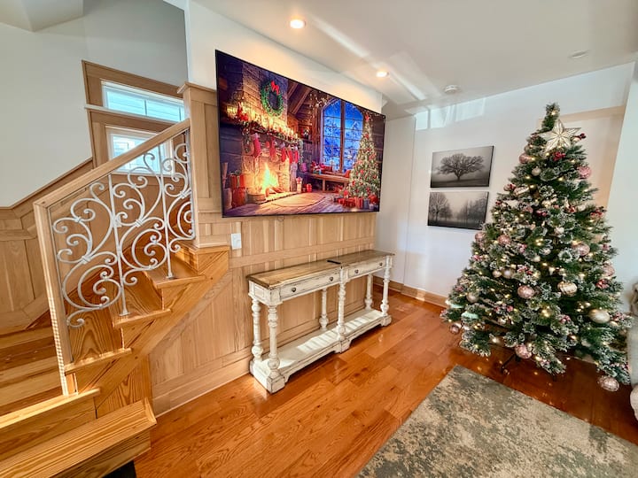 / New Giant Victorian \ 7beds 6 Baths + 2x 85" Tvs - Albany, NY