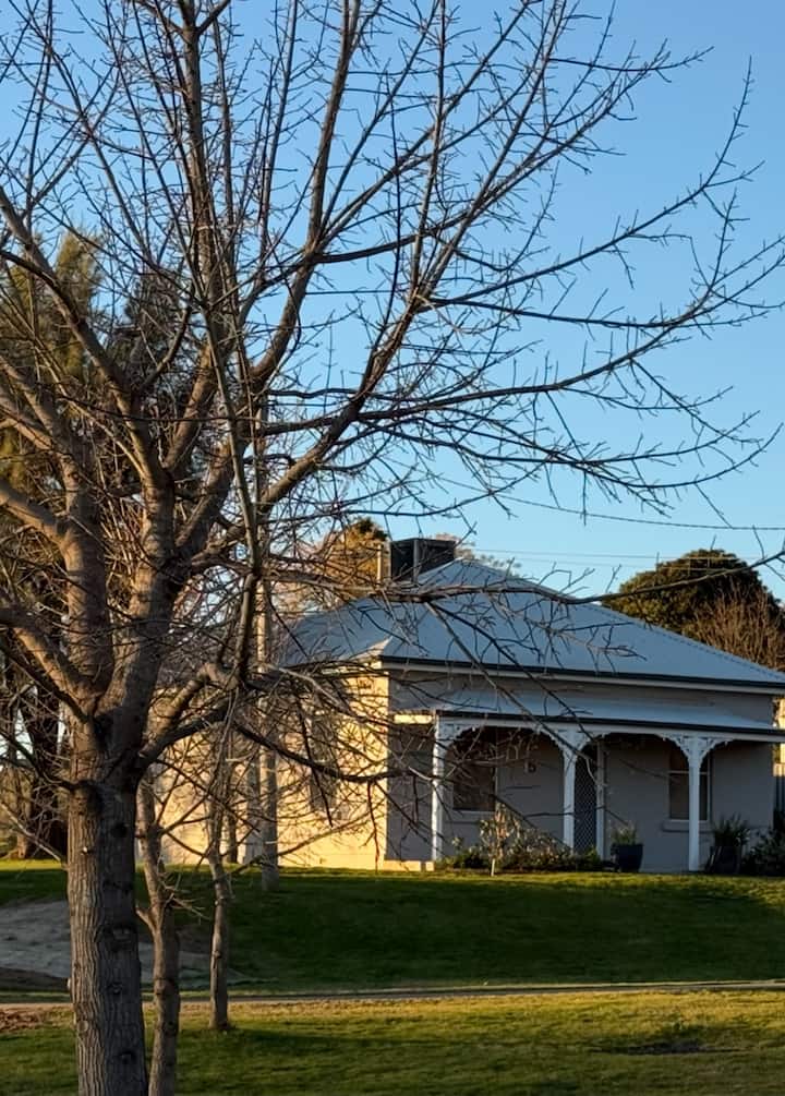 House In Young Walk To Pool, Main St, Shops. Pets - Young