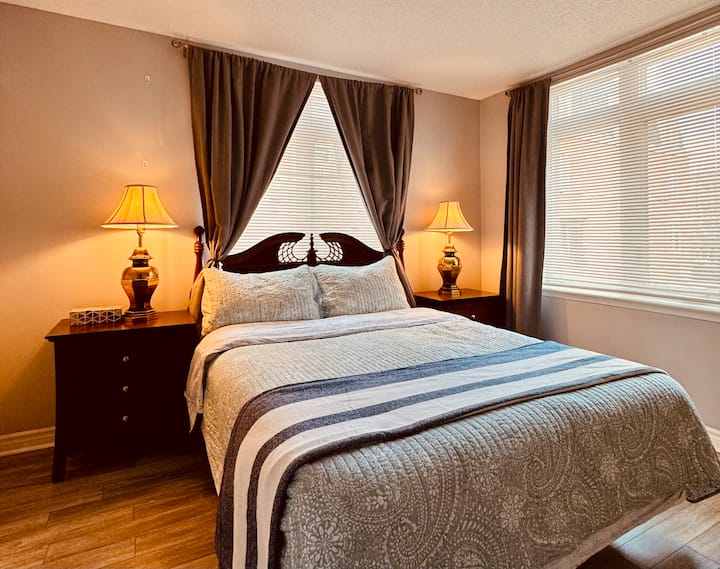 Midtown Subway Longterm 2+2condo With Fireplace - Toronto, ON