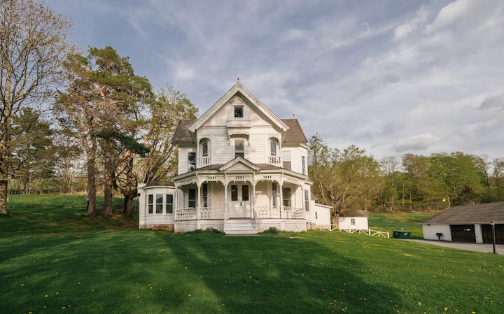 Sprawling Eclectic Farmhouse In Pastoral Bovina - Roxbury, NY