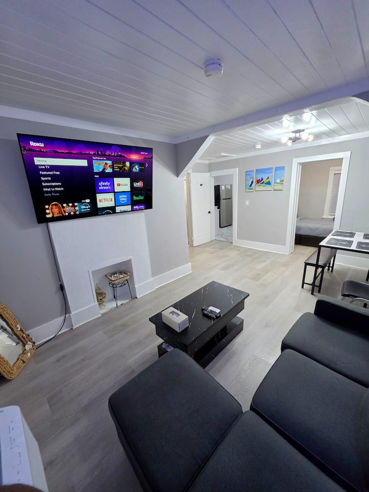 Casa Moderna (Newly Renovated Modern Apartment) - West Palm Beach, FL