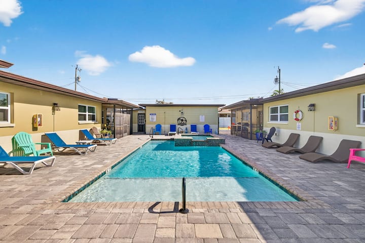 Pineapple Apt 2 - Tudor Getaway Resort-heated Pool - Mohave Lake, Cape Coral