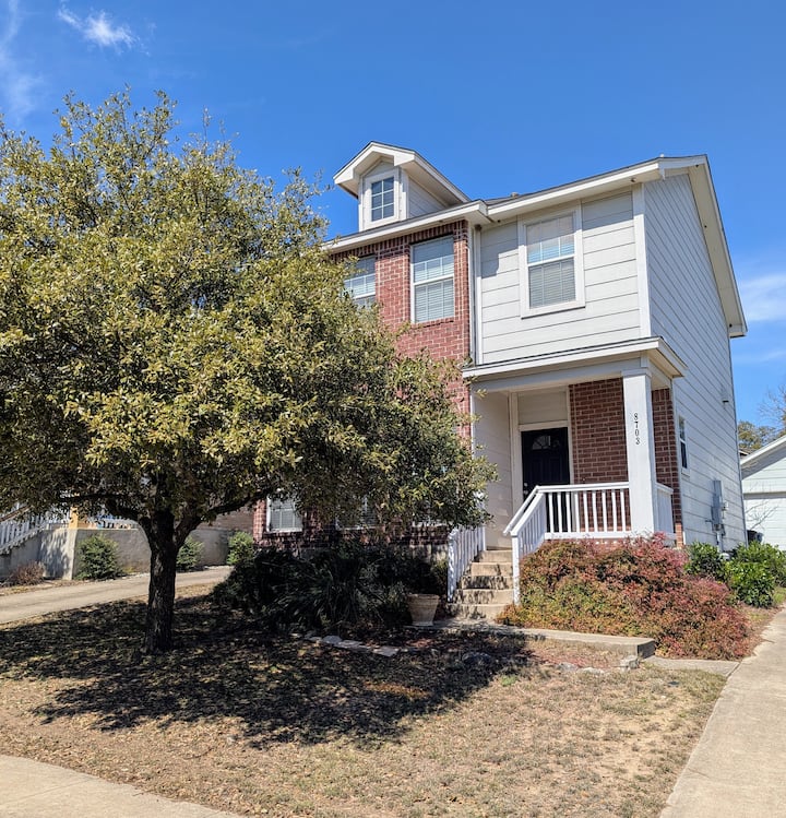 Cozy Home In A Great Central Location | Bmt - San Antonio