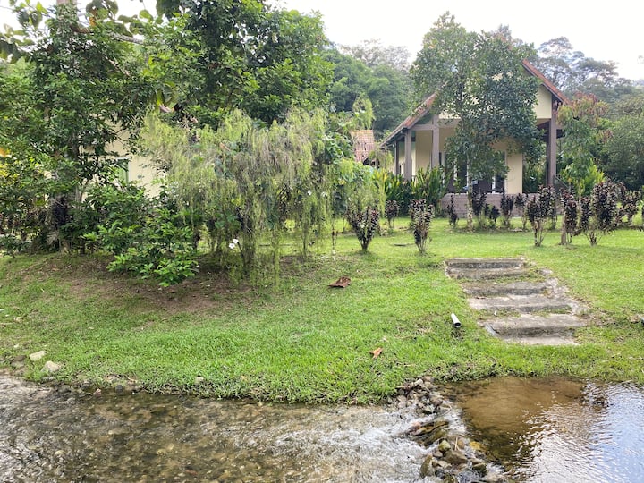 Hening Ty - Modern Eco Pool Villa By The River - Hulu Langat