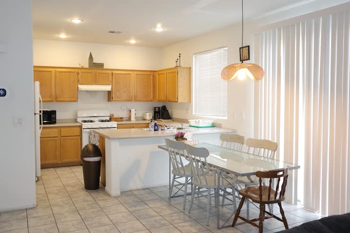 Vegas 4br/3ba | Sleeps 8  Garage  Near Strip