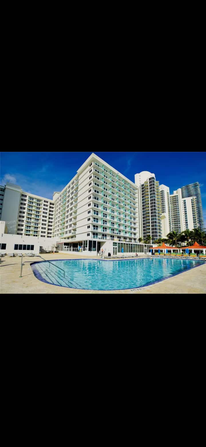 Cozy Studio On The Beach Of Sunny Isles - Sunny Isles Beach, FL