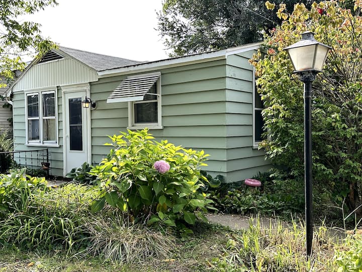 Charming 2-bedroom Cottage Close To Downtown - Peoria, IL