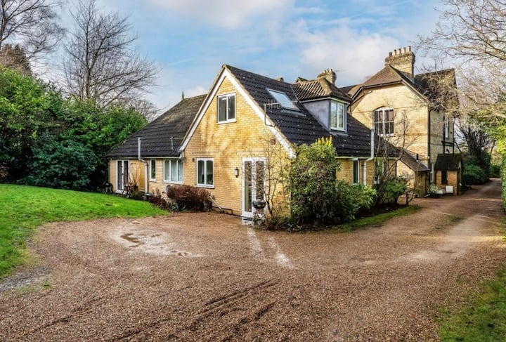 Stylish 2 Bedroom House With Parking - Royal Tunbridge Wells