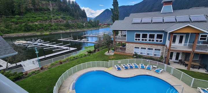 Lakefront Condo, Spacious Deck, Great View! - Sicamous