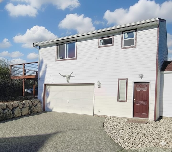 Posh Studio Suite, West Seattle Junction, Dogs Yes - Seattle, WA