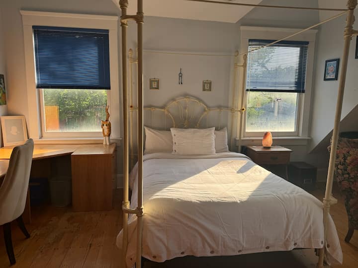Large Bedroom On Quiet Street Near Porter Square - Somerville, MA