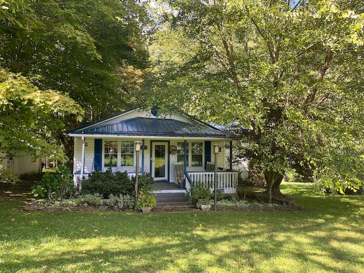 The Cottage At Cove Creek - Newly Renovated & Cozy - Roan Mountain, TN