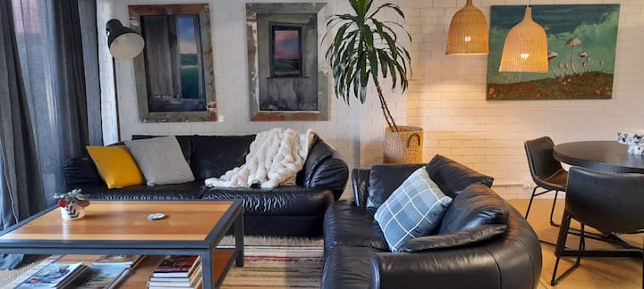 Spacious Highton Studio With Free On-site Parking. - Geelong