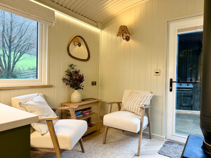 *New* The Corner Hut @ Cegir Escapes - Machynlleth