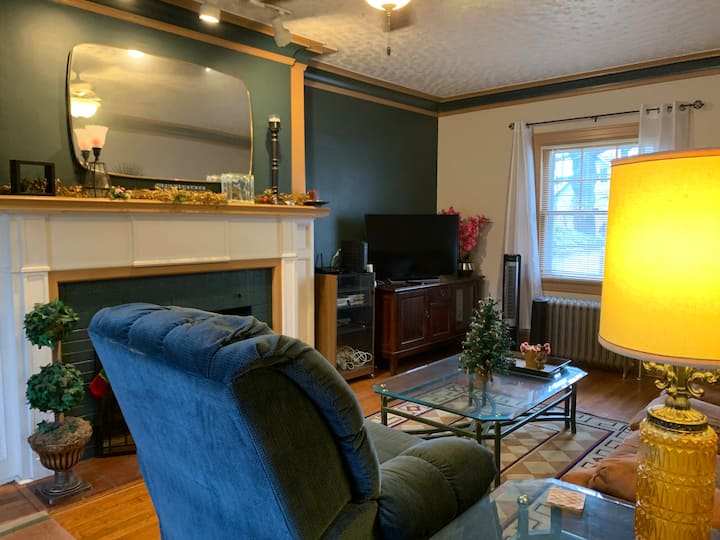 7 Historical Colonial On Ysu Campus Room - Youngstown, OH
