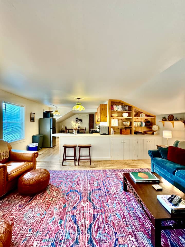 1 Mile From Mtn. Clean Loft Apt. Private Hot Tub. - Stowe, VT