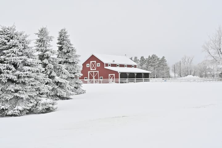 The Red Barn Loft In The Heartland Of The Prairies - Manitoba