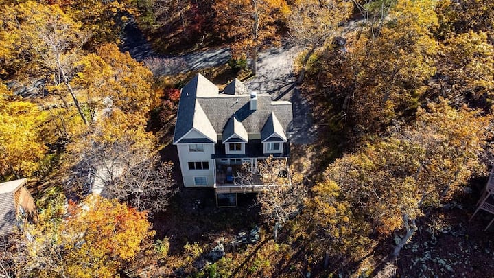 Luxury Lodge: Stunning All-season Views! Sleeps 14 - Wintergreen, VA