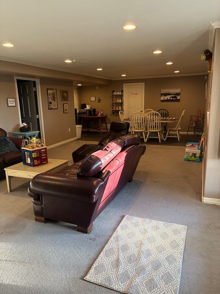 Family Farm Stay, Theater, 3 Beds, 5 Star Bath. - Strasburg, CO