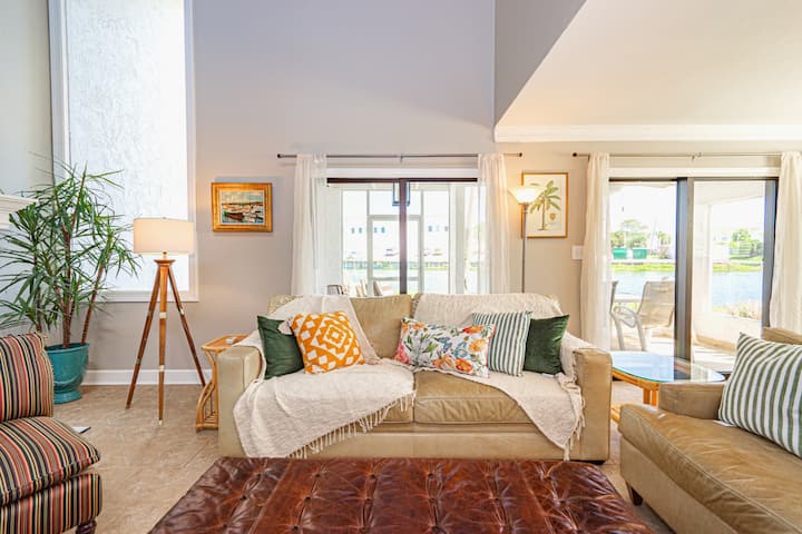 Family Retreat • Sleeps 9 • Walk To Beach - Destin