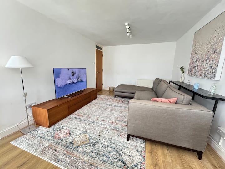 Mid-century Modern Apartment - Essex