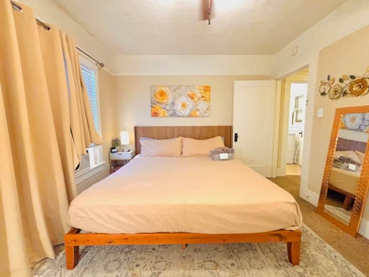 King Bed/sleeps 4/furnished Private Apt/in-unit Washer Dryer/smart Hdtv - Bakersfield, CA