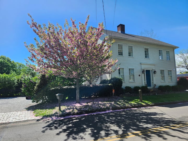 Guilford In Town Modern Farmhouse, Sleeps 8 - Madison, CT