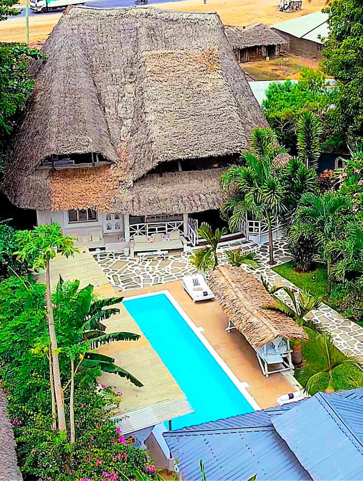 Abºve The M⁰⁰n Private Residence With Pool & Spa - Kenya