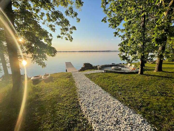Prince Edward County Beachfront Retreat - Napanee