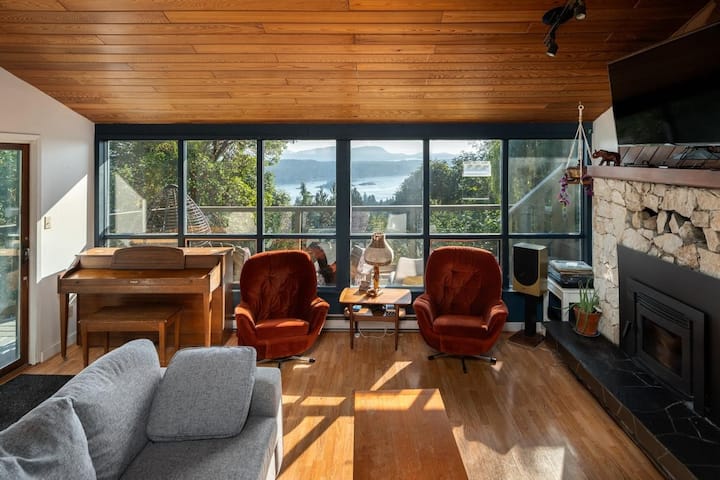 The Mushroom Manor B&b And Cedar Sauna - Salt Spring Island