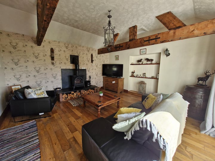 Romantic Rural Cottage, Log Burner, Large Gardens - Anglesey