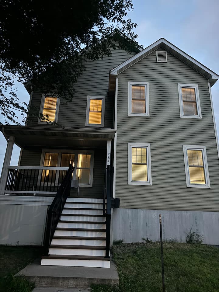 6 Bedrooms And 2 Bathrooms: 2600sqft - Saint Paul, MN