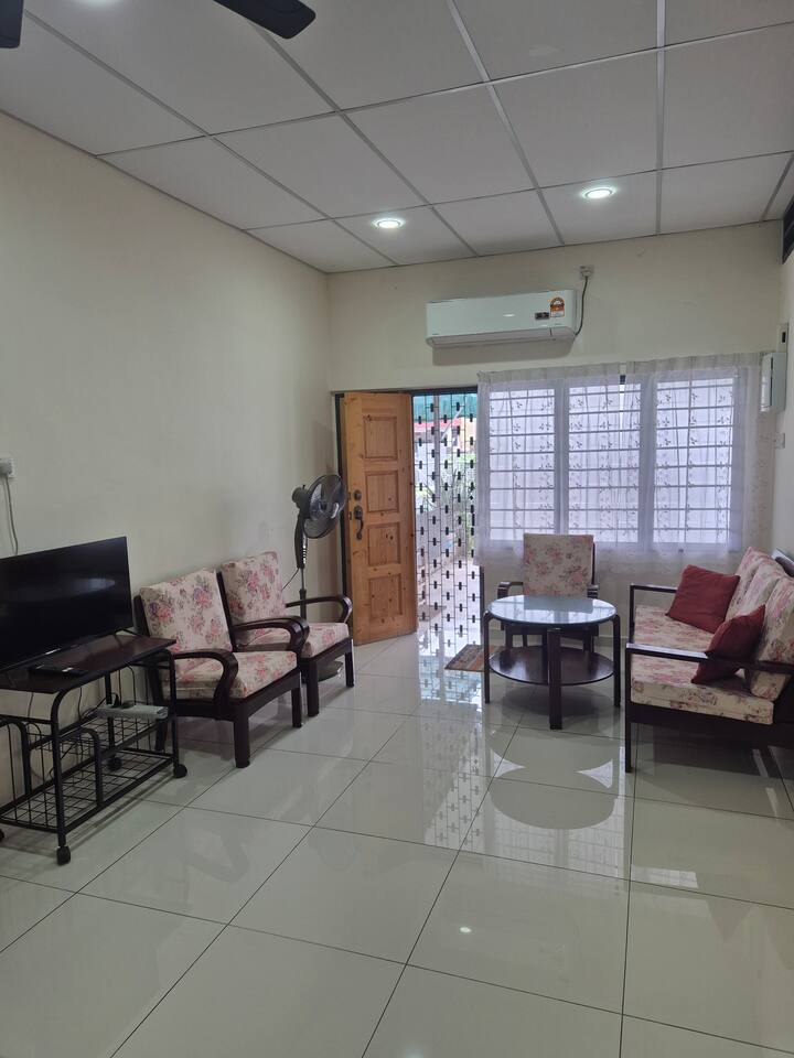 Aloe Vera Homestay - 3 Bed Rooms Corner House - Taiping