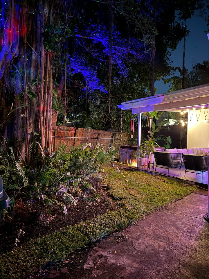 Casita Luna, Lush Oasis + Hot Tub + Outdoor Shower - Miami, FL